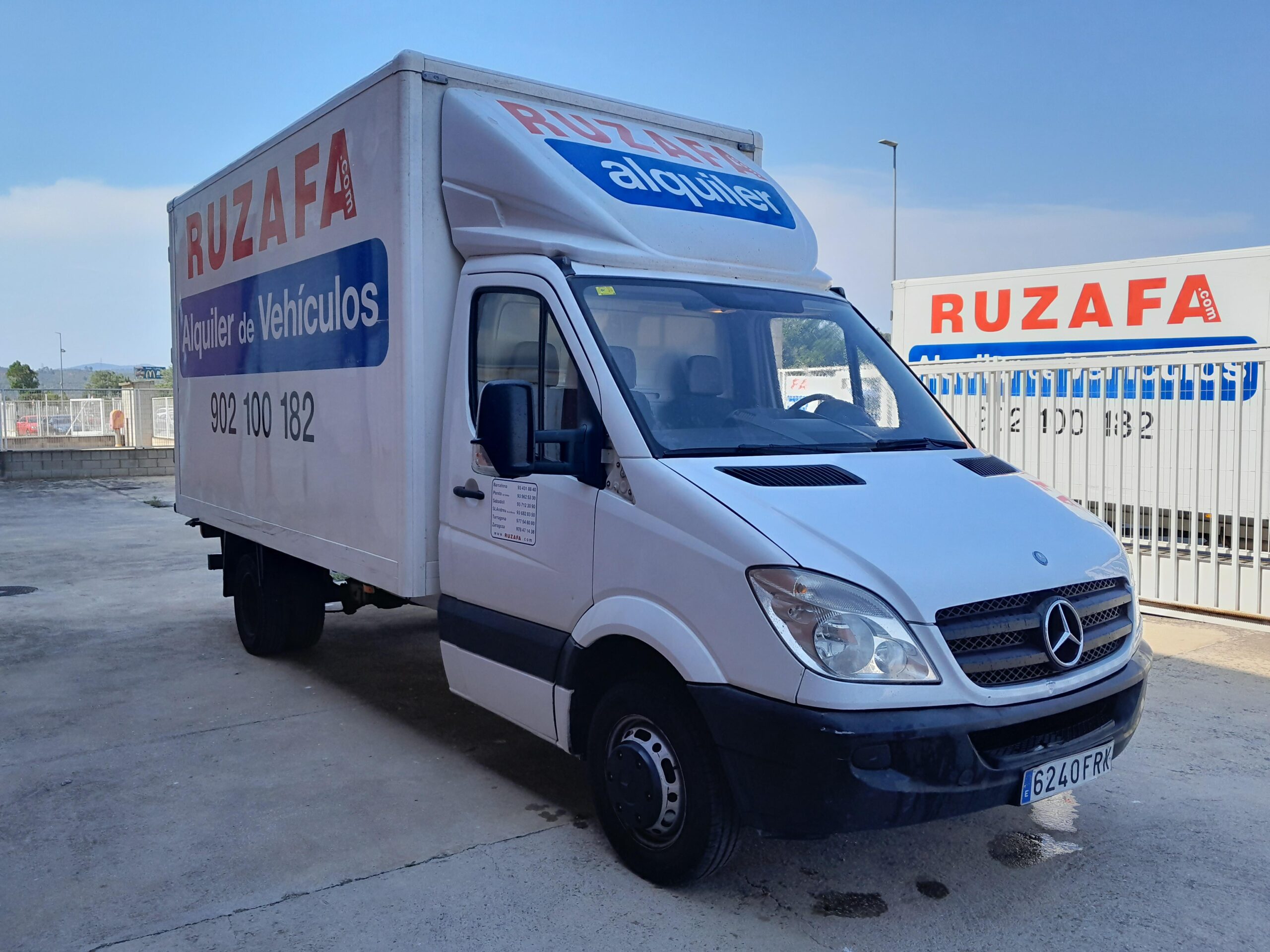 Alquilar furgoneta Mercedes Sprinter con plataforma - RUZAFA